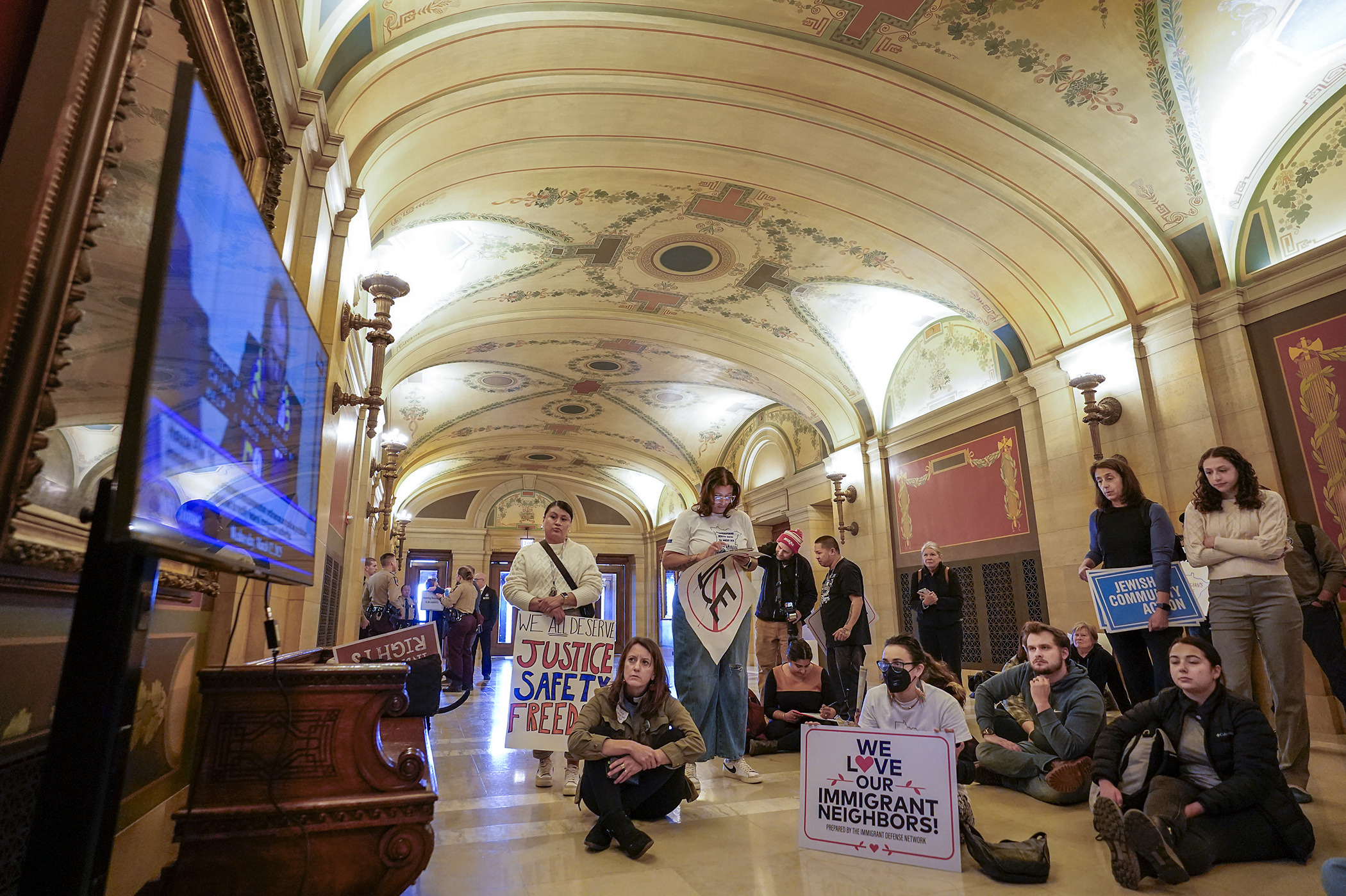 Lawmakers consider bill to mandate reporting of undocumented immigrants ...